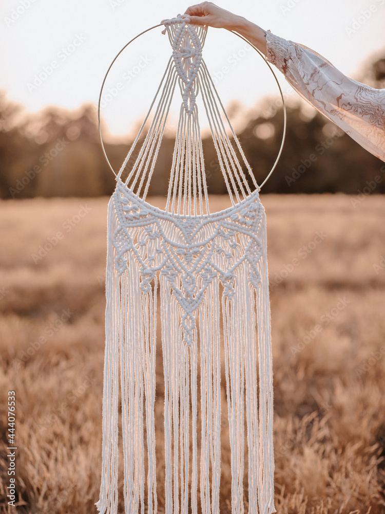 Makramee Arrangement mit Pampasgras auf der Wiese bei Sonnenuntergang ...