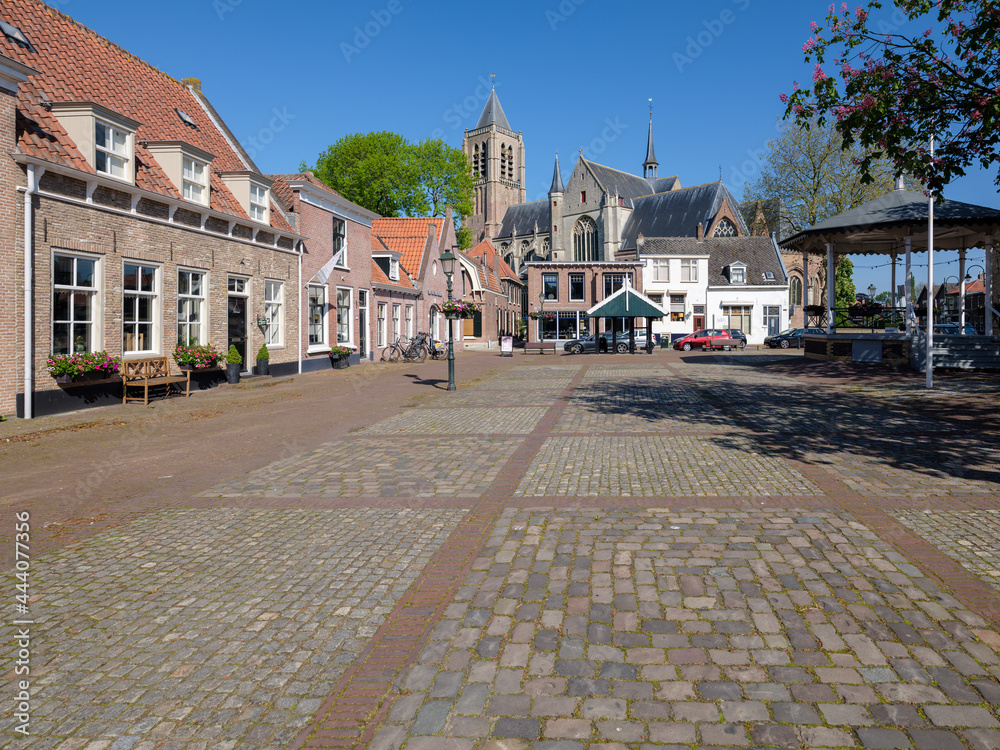 De Markt in Tholen, Zeeland op de achtergrond de toren van de Grote of ...
