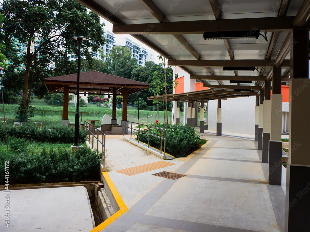 Sheltered walkway path along a HDB void deck in Singapore ภาพถ่ายสต็อก ...
