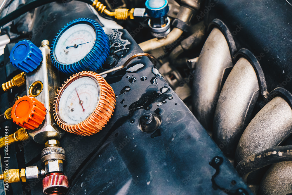 Auto mechanic monitor to check and fixed car air conditioner system ...