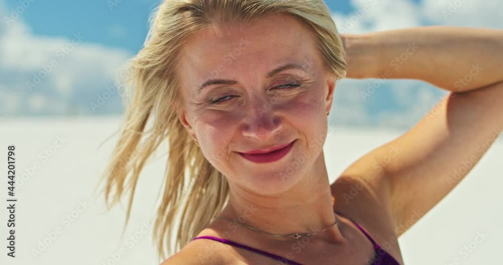 Video Stock Cinematic slow motion of a woman walking on a sand dune ...