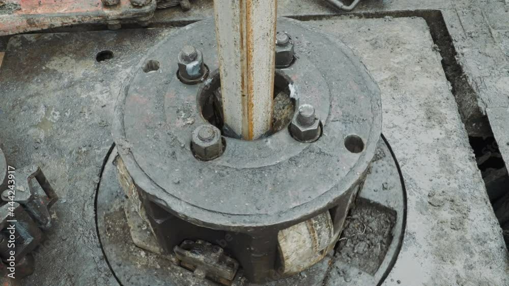 Drill pipe rotating in the rotary table for Oil Drilling Rig - Oilfield ...