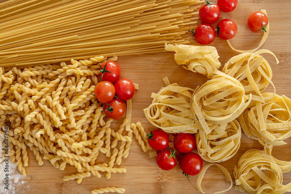 Foto de Top view image of sparkling cherry tomatoes, Italian pasta of ...