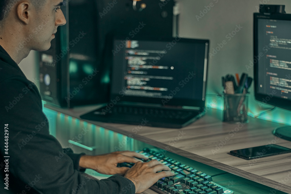 Joven programando codigo de programacion Stock Photo | Adobe Stock
