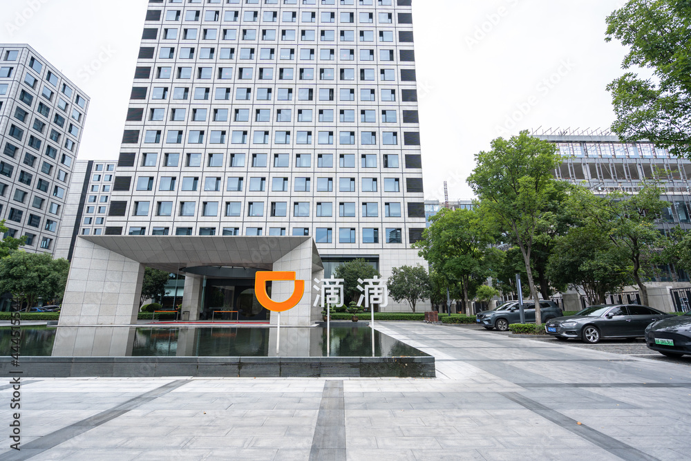 Foto de DIDI LOGO with didi office building on July,11,2021 in hangzhou ...