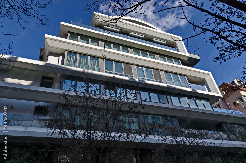 Residential neighborhood with interesting modern structures maximizing ...