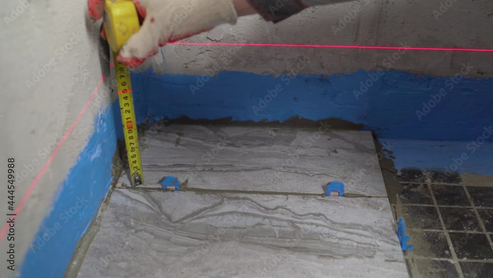 Vídeo do Stock: Checking the tiles in the bathroom. Quality control ...