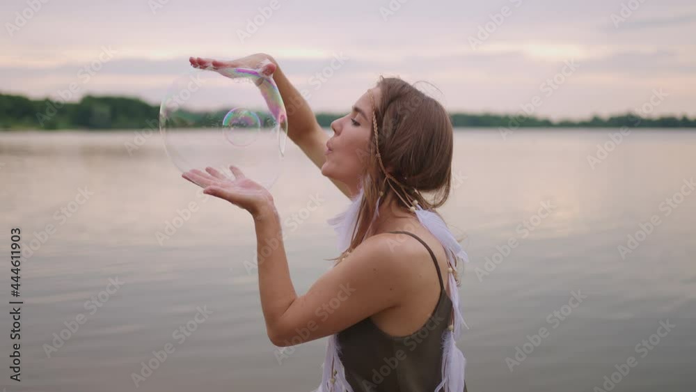 Vidéo Stock A young girl artist shows magic tricks using soap bubbles ...