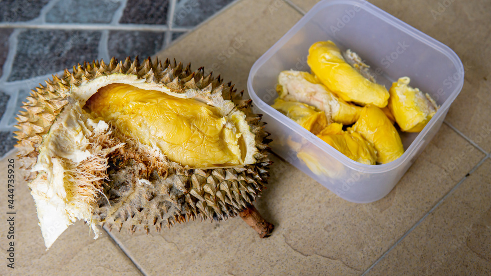 Fotografia do Stock: Opened up Durian fruit and store it inside a ...