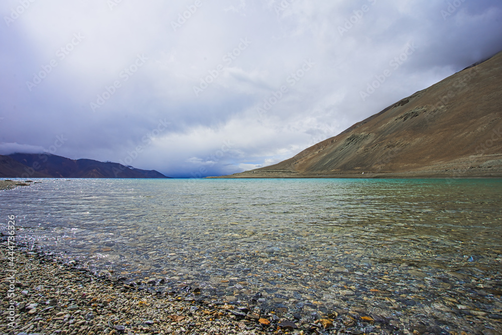 Foto de Pangong Tso or Pangong Lake is a brackish water lake, marshes ...