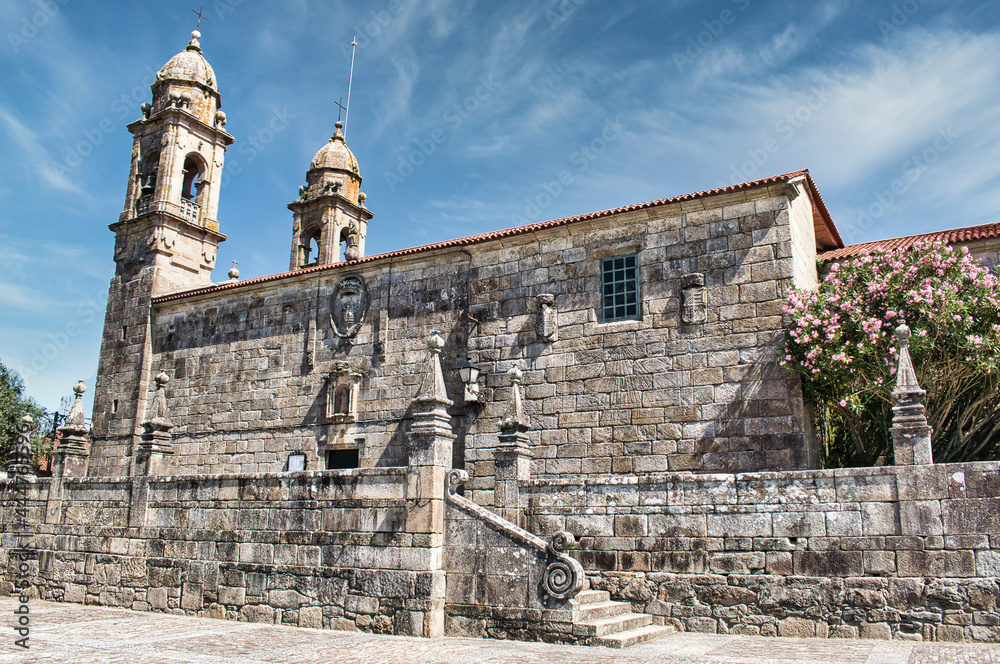 Antiguo templo románico del siglo XV de San Benito en la villa de ...