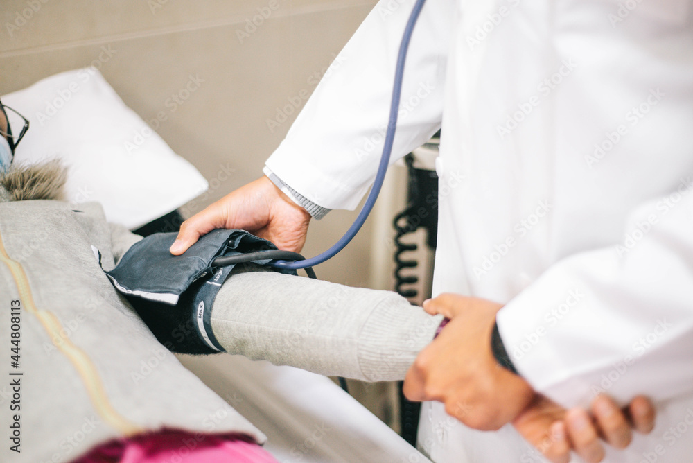 Doctor tomando signos vitales a paciente Stock Photo | Adobe Stock