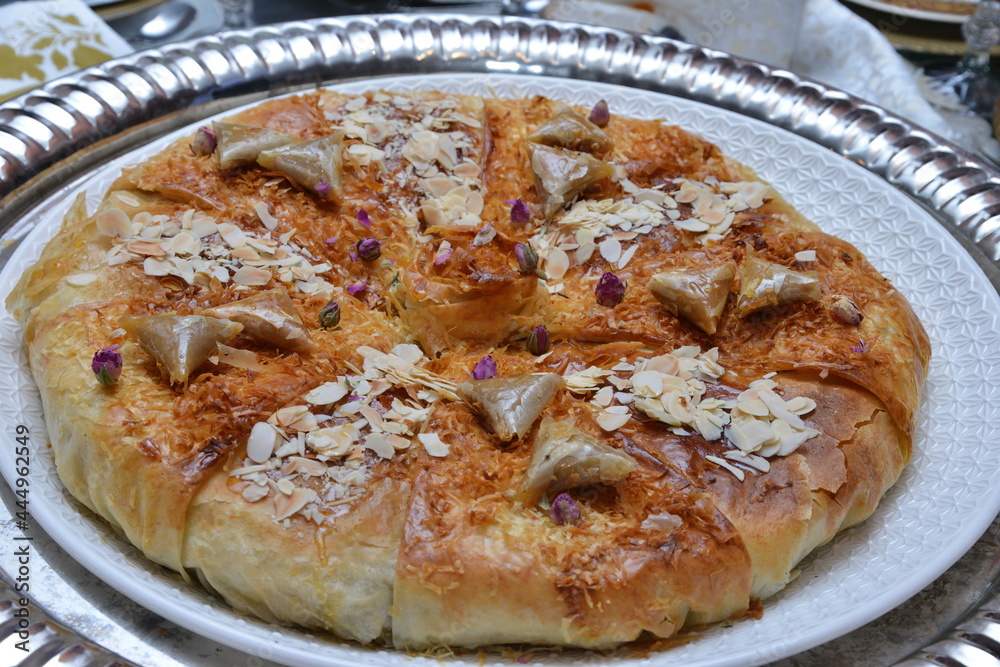 Foto de Bastila or `Pastilla` is a taraditional moroccan dish. Chicken ...