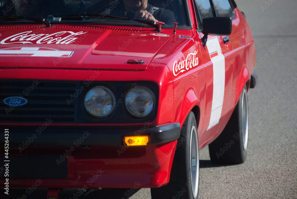 Automóvel vermellho tunning, réplica de carro de rali com logótipo de ...