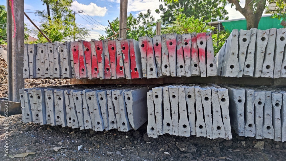 Stack of precast concrete wall panels at construction site. foto de ...