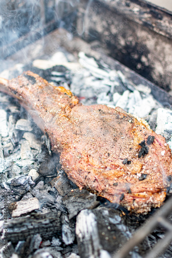corte de res directo a las brasas. corte de res cowboy al estilo ...