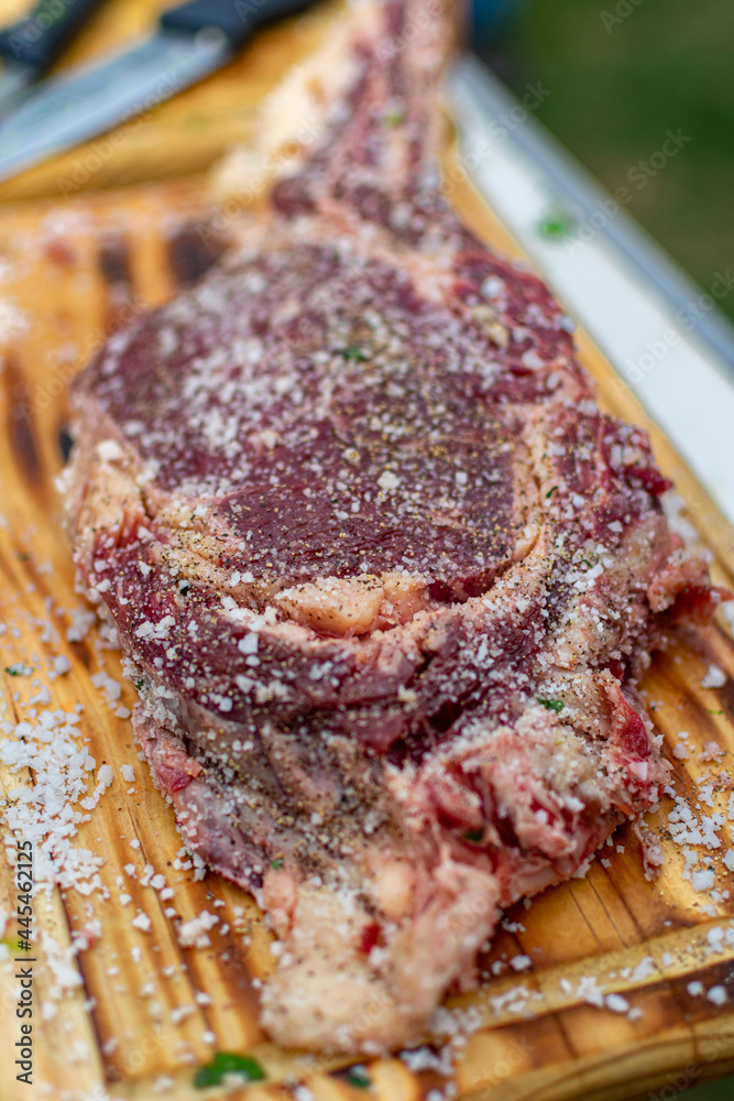 corte de res salpimentado sobre tabla de madera listo para asar. corte ...