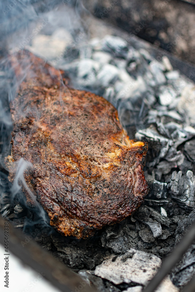 corte de res directo a las brasas. corte de res cowboy al estilo ...