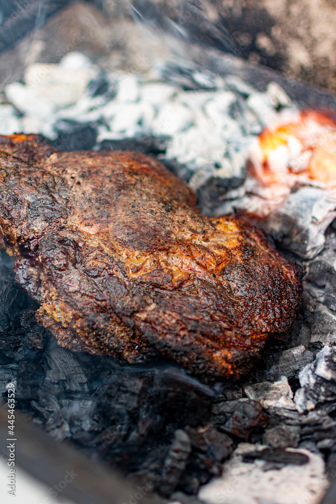 corte de res directo a las brasas. corte de res cowboy al estilo ...