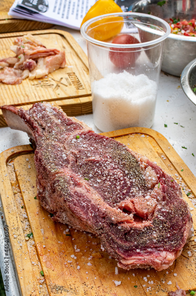 cowboy crudo y sal pimentado listo para asar. corte de res condimentado ...