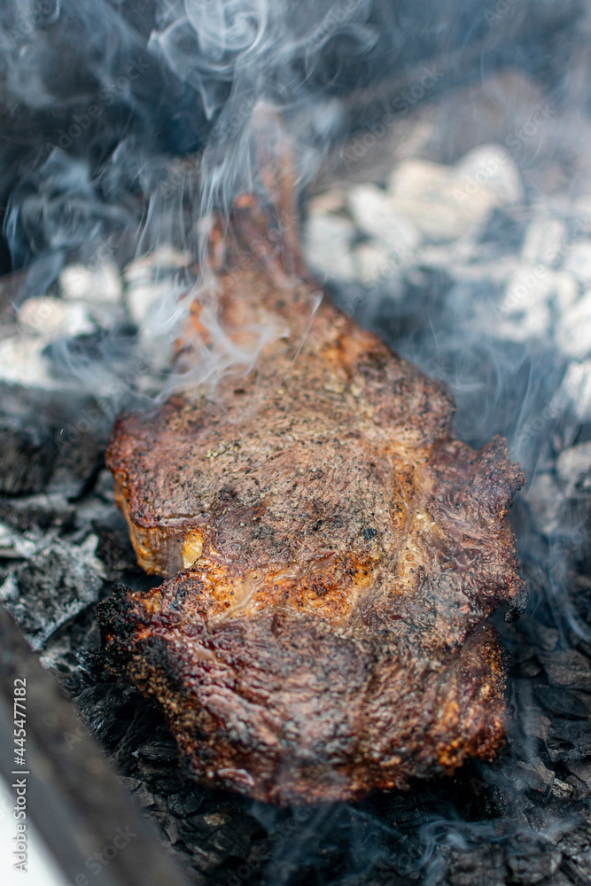 corte asado directo al carbón. cowboy asado cavernícola. manos cortando ...