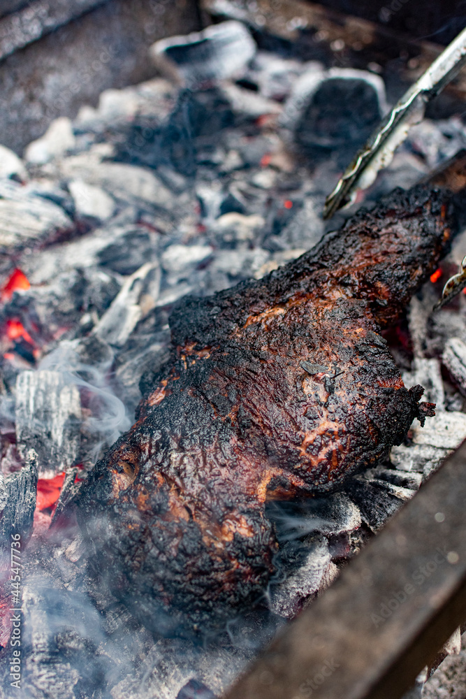 corte asado directo al carbón. cowboy asado cavernícola. manos cortando ...