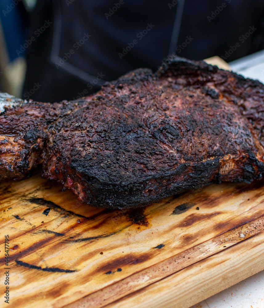 corte asado directo al carbón. cowboy asado cavernícola. manos cortando ...