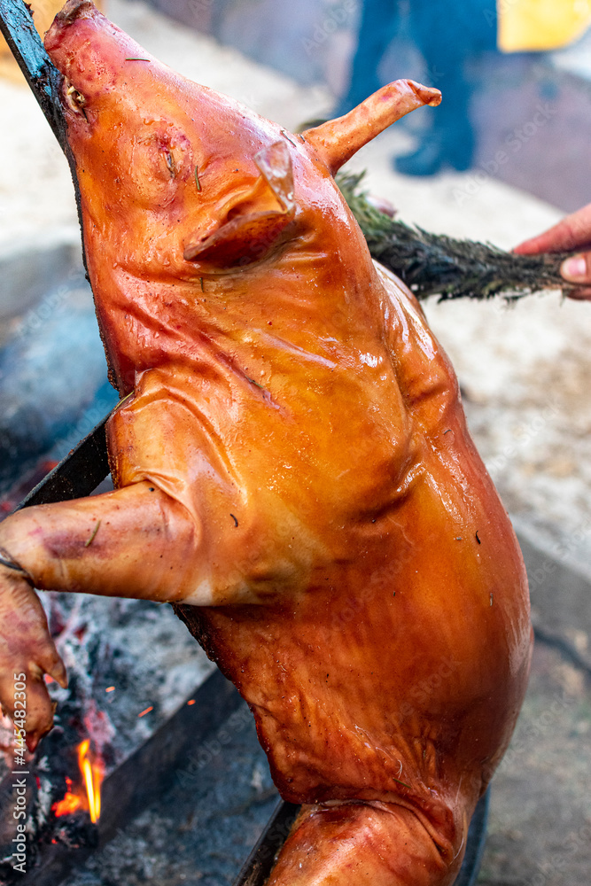 cerdo asado al carbón en asador de cruz. cerdo ahumado al carbón en ...