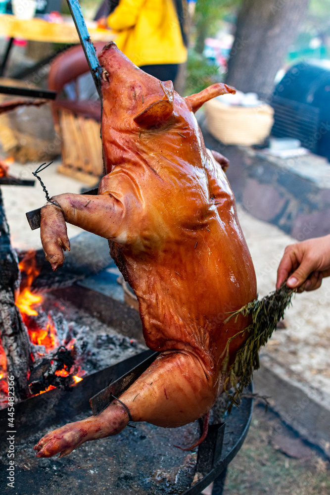 cerdo asado al carbón en asador de cruz. cerdo ahumado al carbón en ...