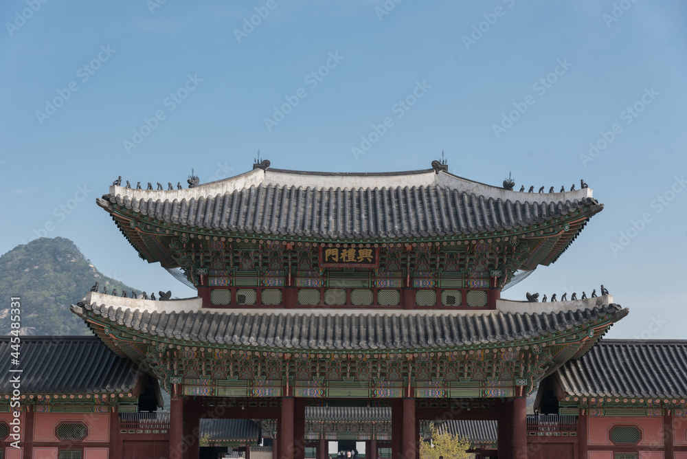 Closeup of the Gwanghwamun Gate, a largest gate of Gyeongbokgung Palace ...