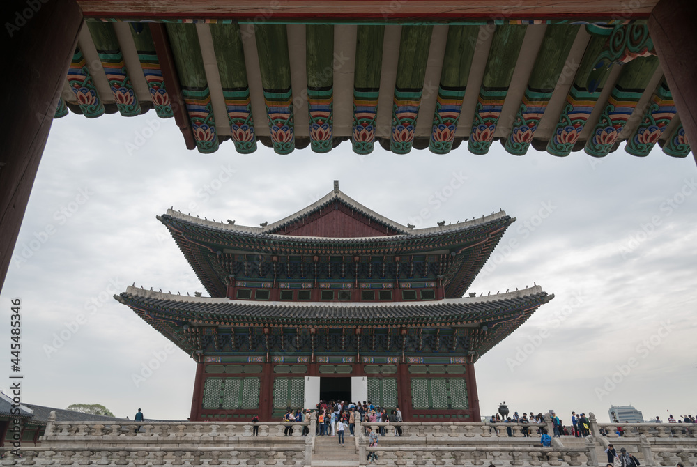 Closeup of the Gwanghwamun Gate, a largest gate of Gyeongbokgung Palace ...