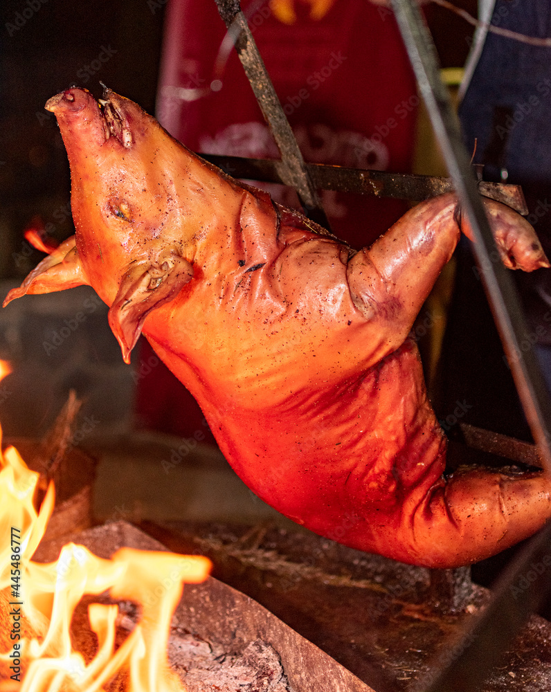 Foto de cerdo asado al carbón en asador de cruz. cerdo ahumado al ...
