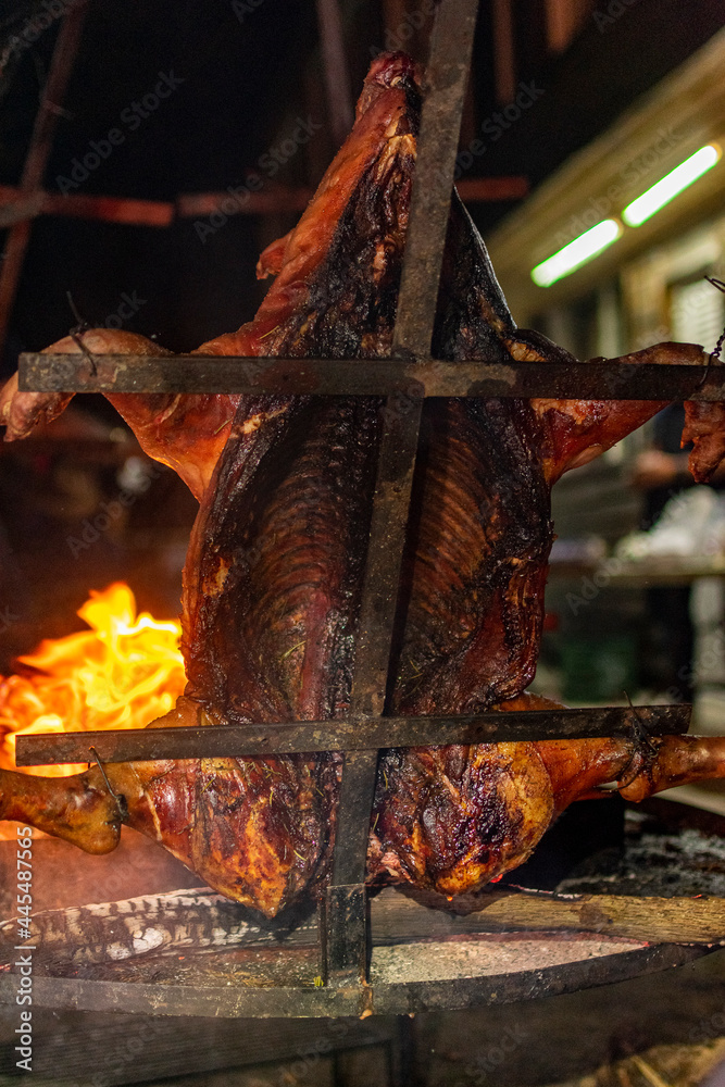 cerdo asado al carbón en asador de cruz. cerdo ahumado al carbón en ...