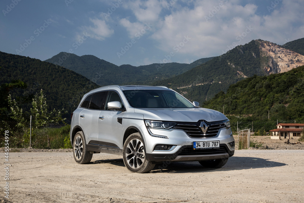 Renault Koleos is a compact crossover SUV, uses the Renault-Nissan ...