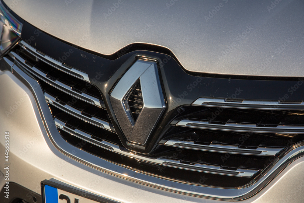 Renault Koleos is a compact crossover SUV, uses the Renault-Nissan ...