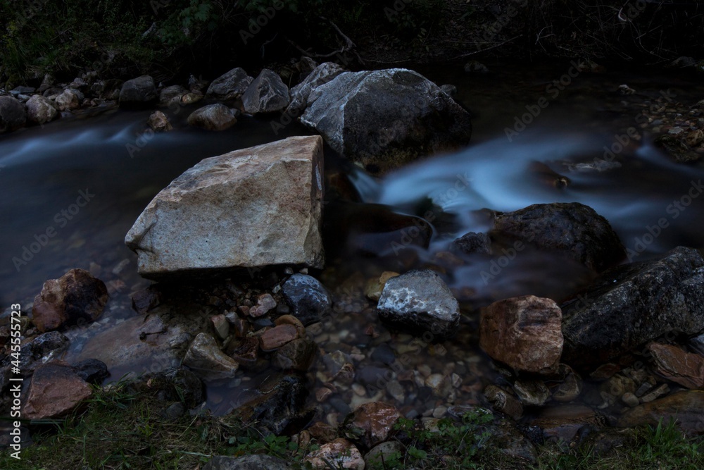 Foto de agua y rocas Stock Photo | Adobe Stock