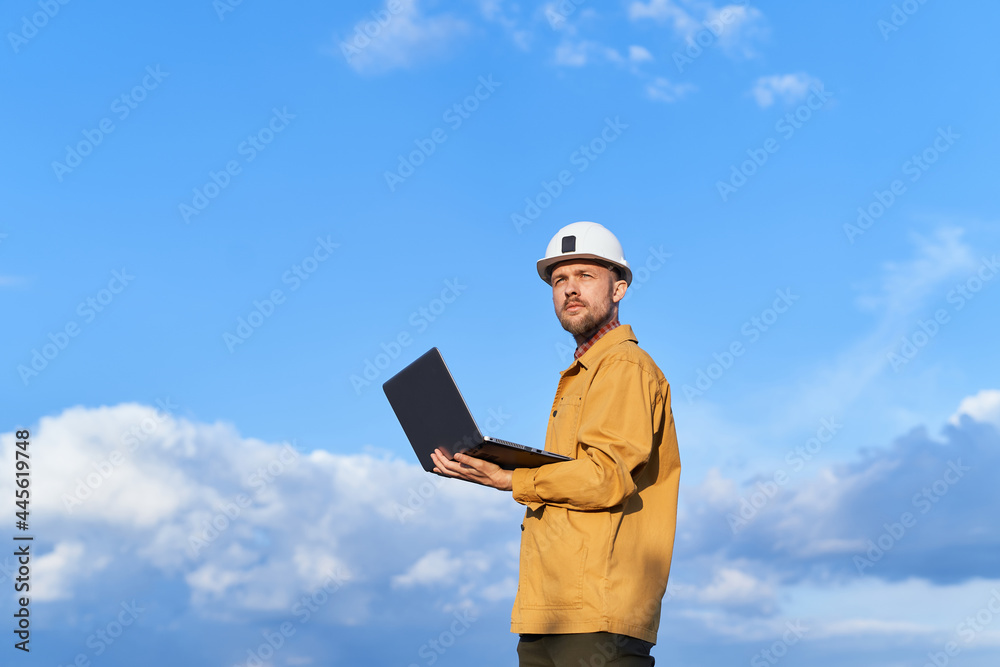 Foto de Beautiful caucasian bearded building contractor, foreman or ...