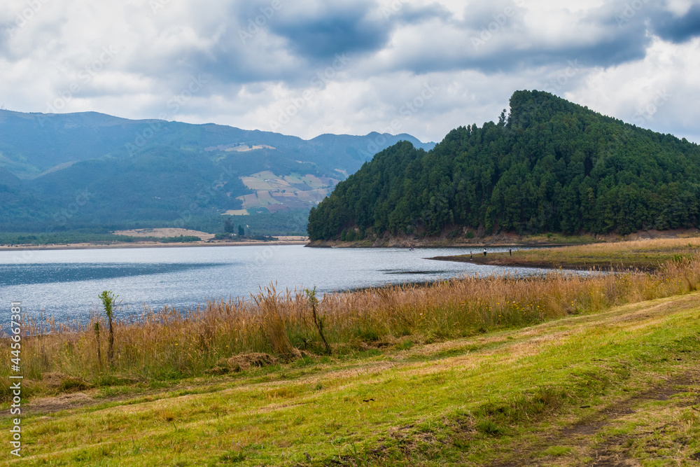 Laguna de Neusa en Colombia con una montaña en el centro del lago ...