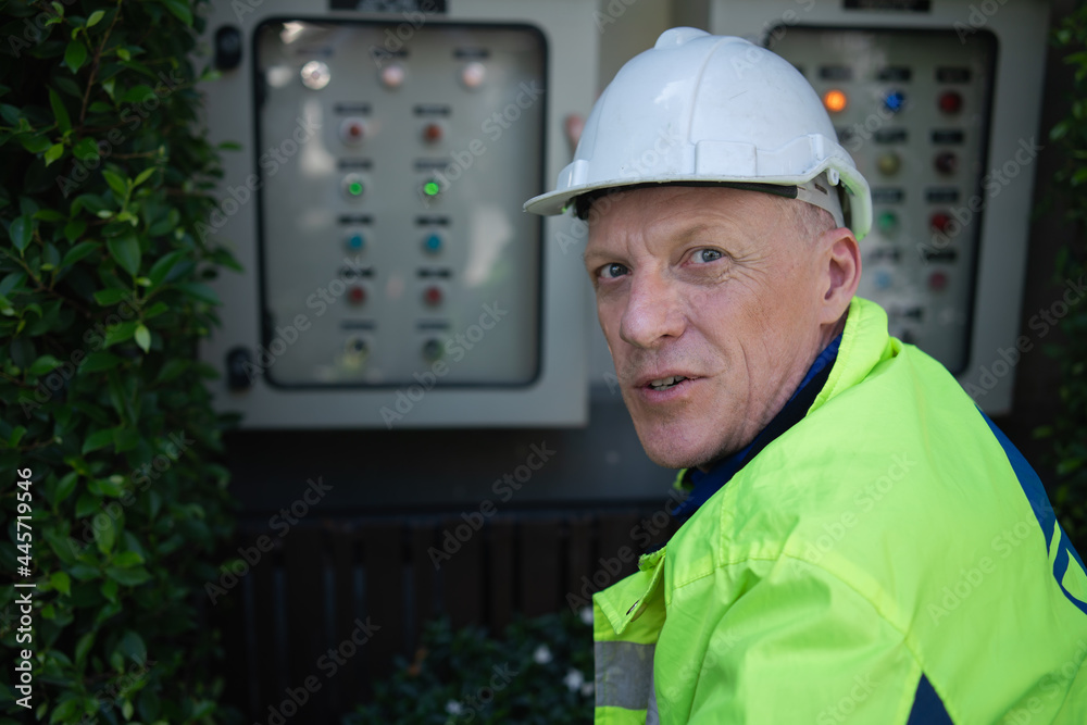 Professional solar power plant engineers examining photovoltaic panels ...