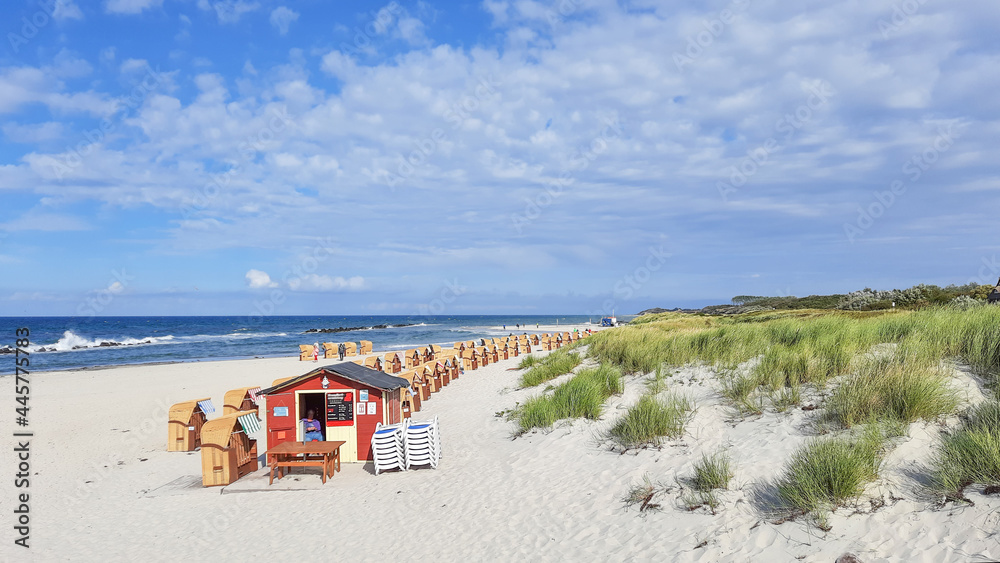 Foto de Deutscher Nordsee Sandstrand mit Dünen und roten Strandhäuschen ...