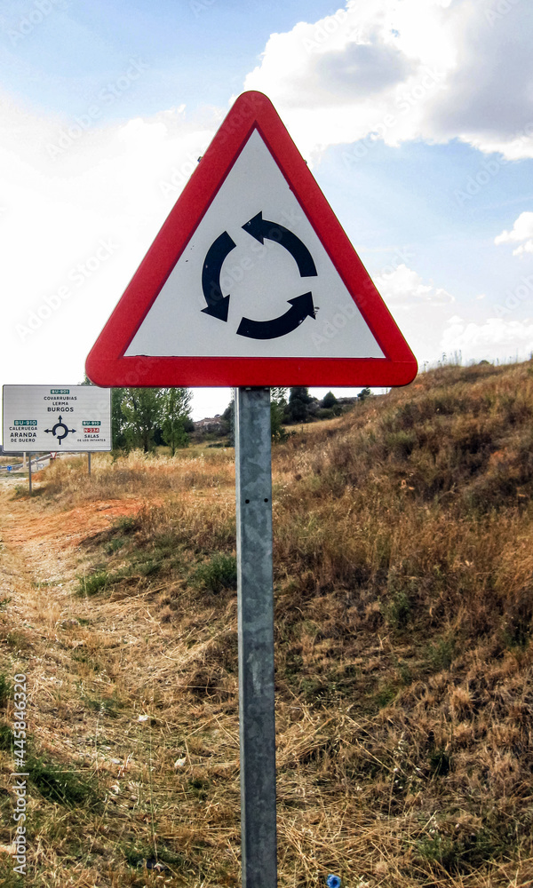 Señal de aviso de rotonda en una carretera. Stock Photo | Adobe Stock