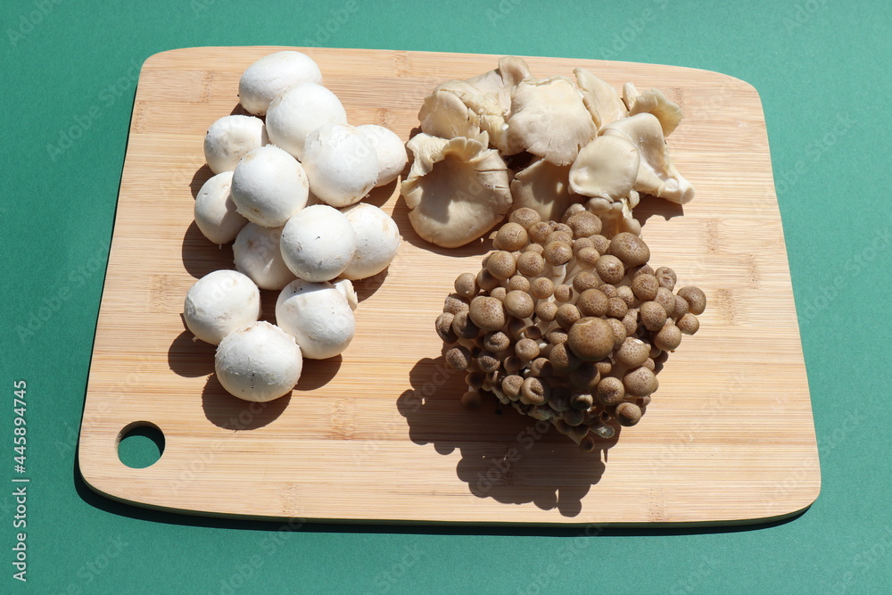 Drei Pilzsorten: Champignons Austernpilze und Buchenpilze. Stock Photo ...