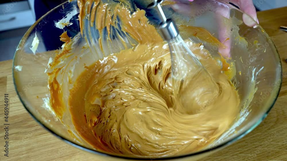 Vidéo Stock The process of making cream for chocolate cake. the chef ...