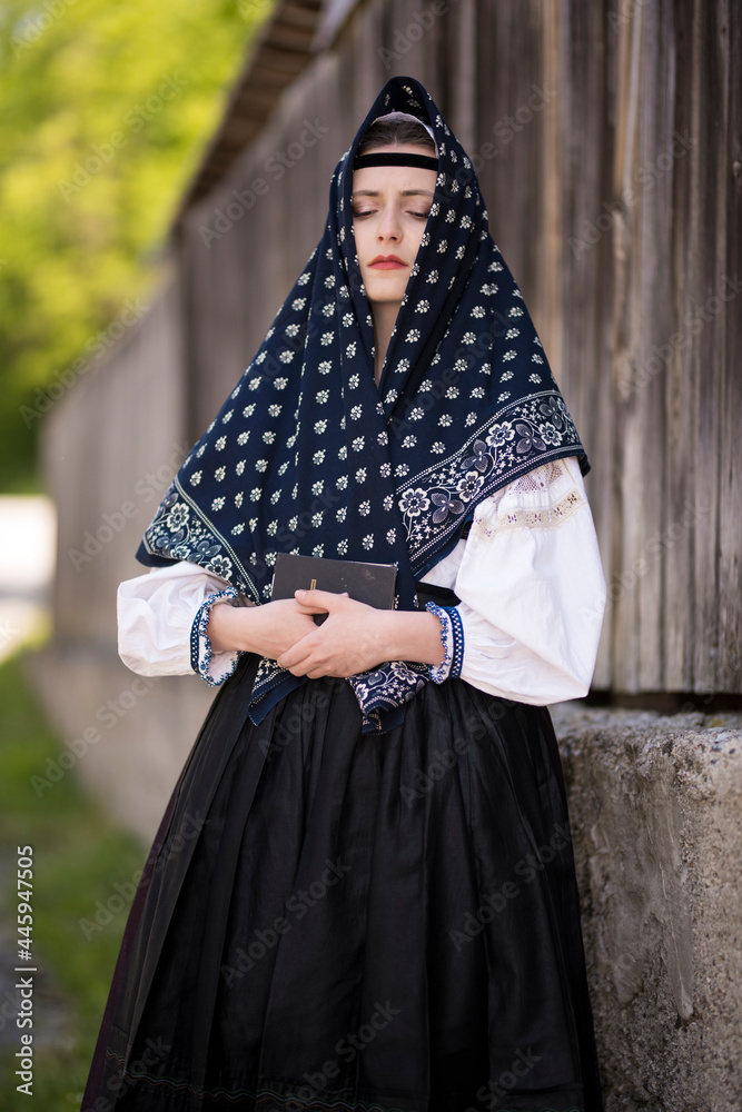 Belle jeune femme slovaque en costume traditionnel. folklore slovaque ...
