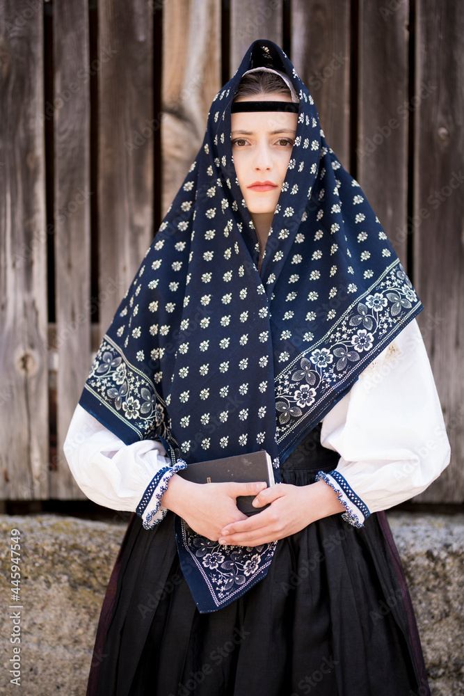 Belle jeune femme slovaque en costume traditionnel. folklore slovaque ...