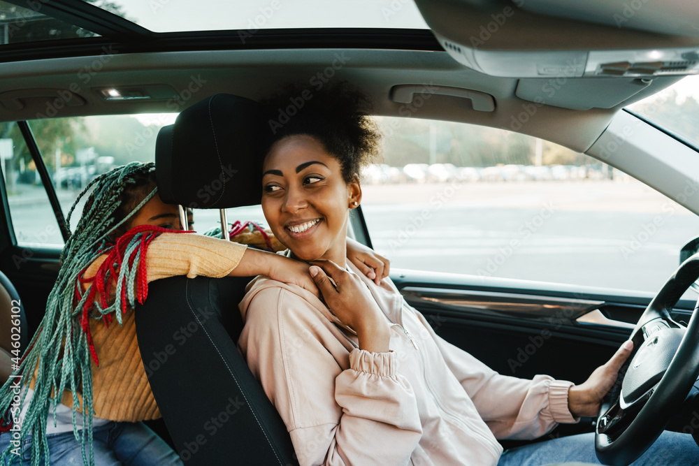 Foto Stock Black woman and her daughter smiling and hugging while ...