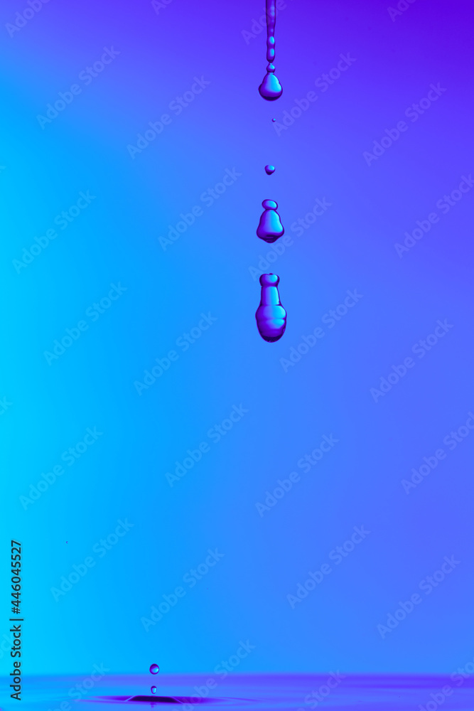 Gotas de agua cayendo en línea y chapoteando Stock Photo | Adobe Stock