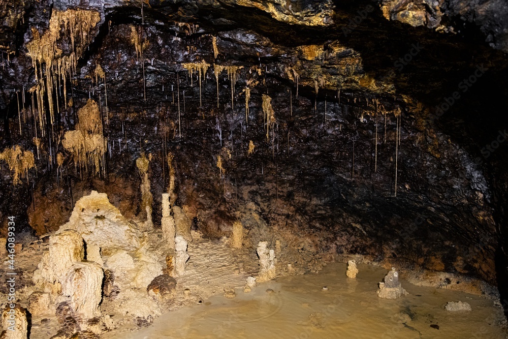 Stalagmiten und Stalaktiten in einer Tropfstenhöhle- Stalaktiten sind ...