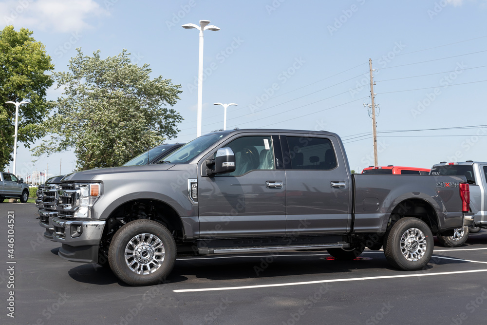 Fotografia do Stock: Ford F250 Super Duty display at a dealership. The ...