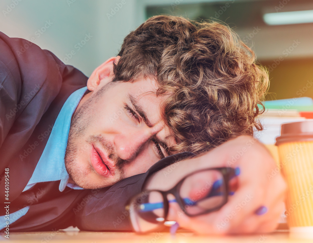 Hopeless business man resting on the office desk with frustation ...